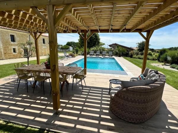 Luxury 1 Bed House With Shared Pool - Château de la Roche Courbon