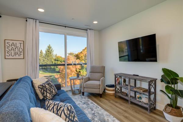 1 Mi To Ski Area Penthouse Condo In Traverse City - Traverse City, MI