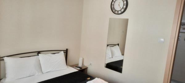 Livia's Room To Ampelokipi Metro Airport Line - Atenas