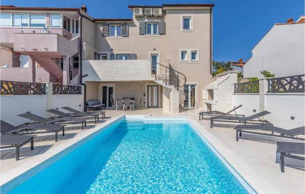 5 Bedroom Cozy Apartment In Banjole - Pula