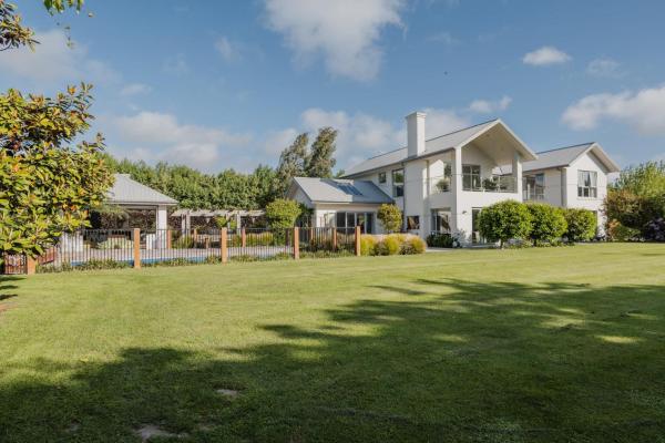 The Grand Escape - Pool Hot Tub & Outdoor Dining - Christchurch