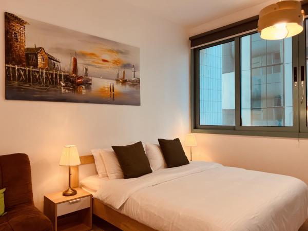 One Guest Place Master Bedroom Near The Beach -