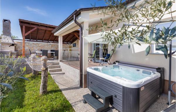 3 Bedroom Lovely Home In Valbandon - Pola