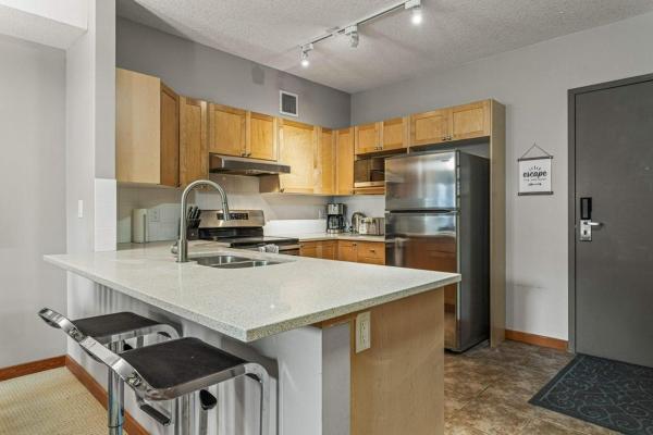 Pines & Peaks 2 Bedroom Mountain Retreat - 캔모어