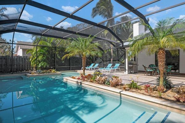 Agave Sun! Modern, Tropical Pool Home Just Off Anna Maria Island! - Anna Maria Island, FL