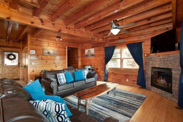 Highland Haven W Hot Tub Grill Fireplace - Sevierville, TN