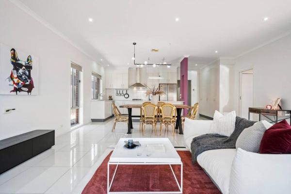 Spacious 5 Bedroom Family Retreat In Franklin - Canberra