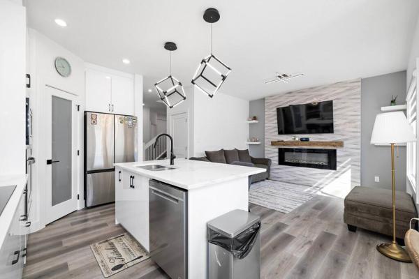 The Happy Place - Luxurious, Cozy And Modern Home With Air-condition, Netflix, Free Parking Close To Airport And West Edmonton Mall - Edmonton