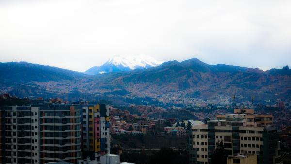 Comodo Amplio Con Lindas Vistas Sector Embajadas Piso Alto - La Paz