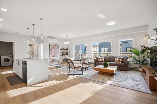 Very Spacious Luxury Apartment With Ac, 70" Smart Tv With Netflix, Free Underground Parking & More - Calgary