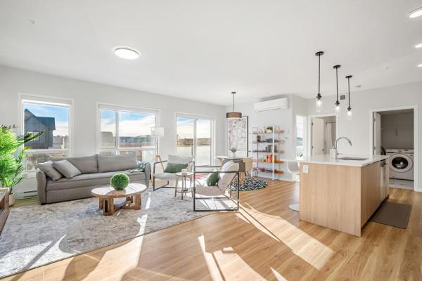 Large Open Concept Luxury Apartment With Ac, 70" Smart Tv With Netflix, Free Underground Parking & More - Calgary