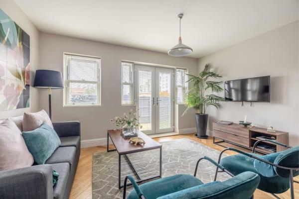 Modern 2 Bed Oasis - Private Parking & Garden - Windsor