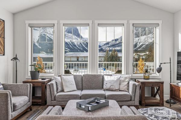 Spectacular Rocky Mountain Views 3bd By The Tracks - Canmore