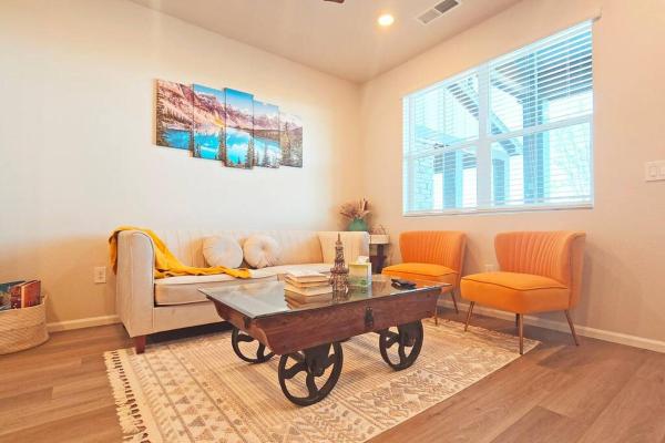 Aurora Haven, Charming Mountain Front Retreat - Aurora