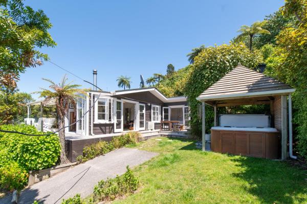 Kiwiana Bach - Lake Tarawera Holiday Home - New Zealand