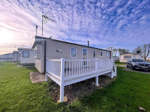 Lovely Caravan With Decking At Seawick Holiday Park In Essex Ref 27471sw - Clacton-on-Sea
