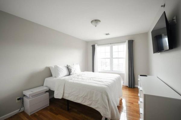 Newark Liberty Brick House - Private Bedroom 3 - Bayonne, NJ