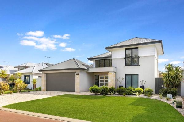 2 Story Luxury Beach House - Peppermint Grove Beach