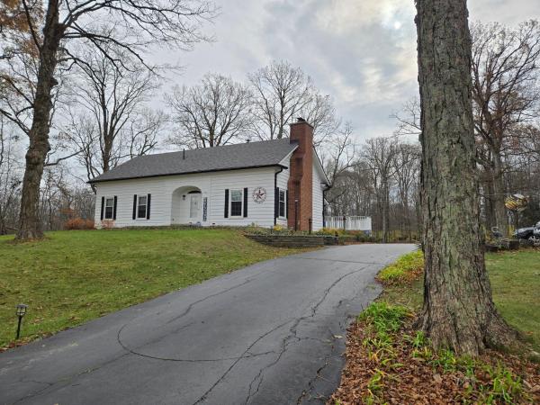 Large Private Retreat Near Summit Lake - New Castle, IN