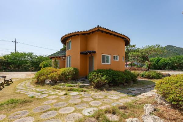 Gochang Hwangto Bokbunja Pension - Gwangju