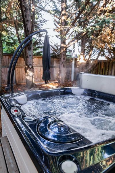 Backyard Hot Tub For Your Family - Troutdale, OR