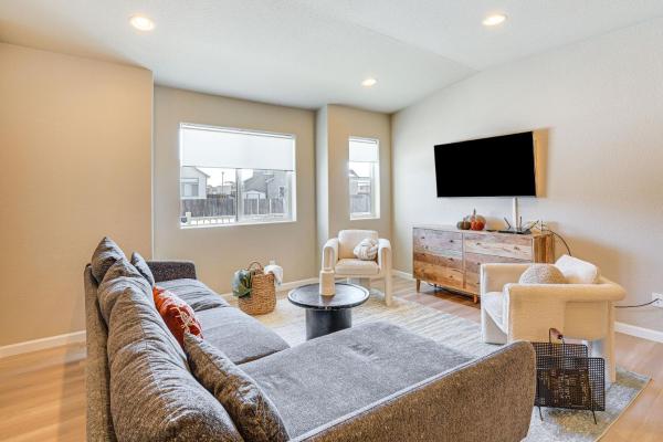 10 Mi To Fort Carson Newly Built Townhome! - Colorado Springs, CO