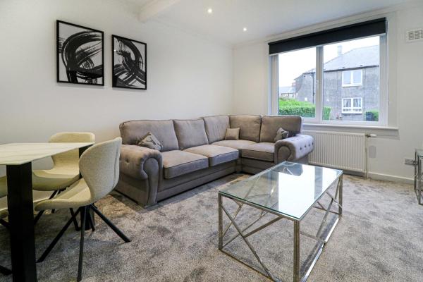 Serviced Apartment Near Prestwick Airport With Private Parking - Long Stays Available - Ayr