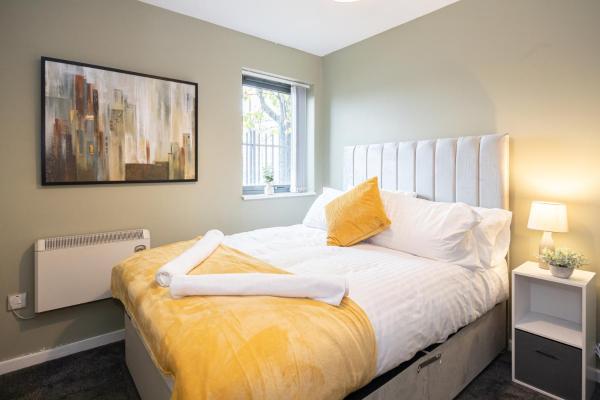 Manchester - Beautiful Serviced Apartment, Amazing Location, Close To Old Trafford, City Centre, Media City, Etihad, Coop Live, Ao Arena, Salford Quays, Sleeps Up To 6, With Free Private Car Parking - 