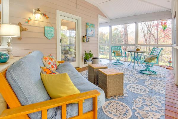 Blue Ridge Mtn Retreat Porches And Creek Access - Hendersonville, NC