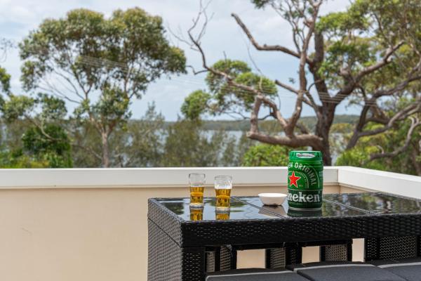 Swan Lake View House - Australia