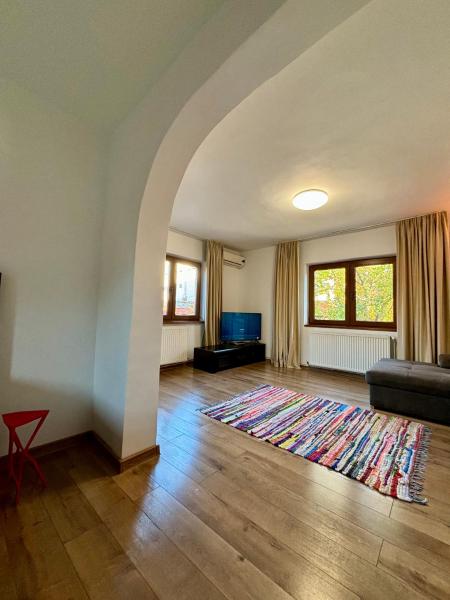 Charming Two- Bedroom House - Bucharest