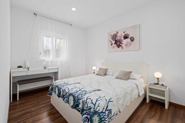 Apartment Art - Brodarica