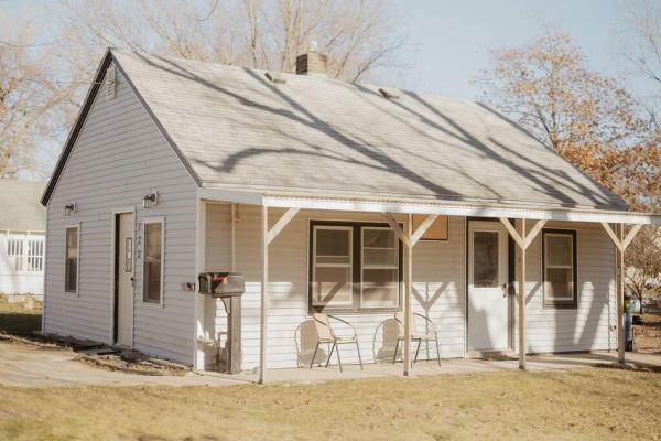 Walk To Cafe & Mall, One Mile To Dordt, Dog Theme - Iowa