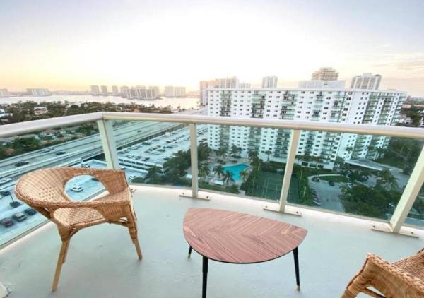 Zen Vacation Rentals Modern Penthouse Across Ocean - Sunny Isles Beach, FL