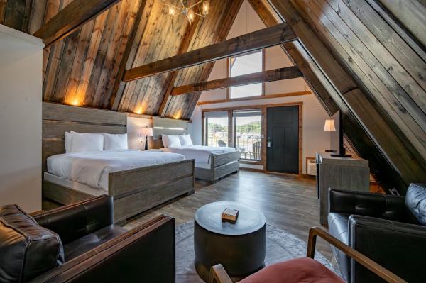 Cove Creek Lodge 201 Poolside Double Queen Fireplace Room - Deep Creek Lake, MD