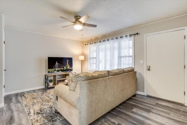 Andover Bungalow - Sleeps 6 - Andover, KS