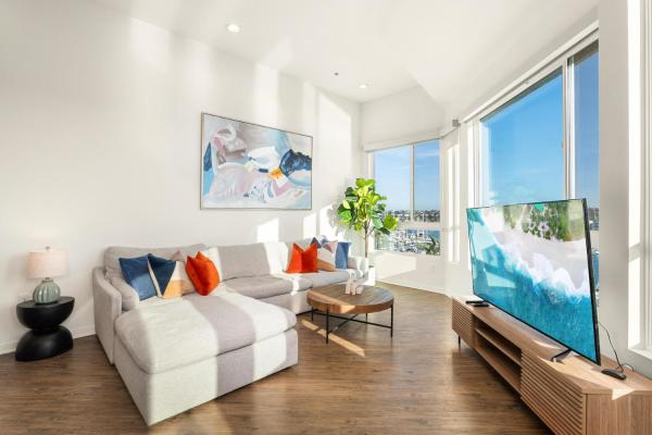 Exquisite 3level Penthouse With A Secluded Rooftop - Inglewood