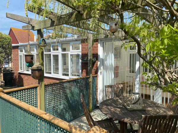 Shoreline Hideaway - Next To The Beach - Walton-on-the-Naze