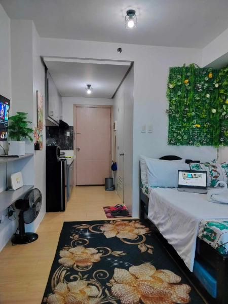 27th Floor Cozy Studio Unit With City View In Mplace - Quezon City