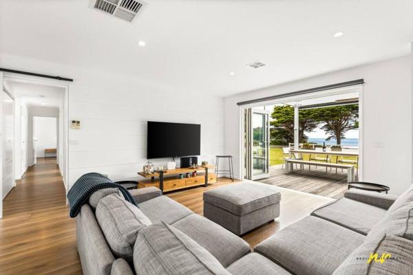 The Esplanade Indented Heads- Beach Front, Luxury, Sleeps 8, Spacious, Aircon, Heating, - Portarlington