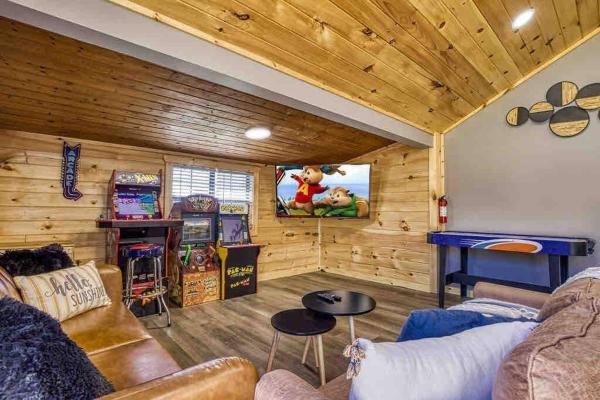 Country Cabin, Fenced Area For Pets, Hot Tub, Arcade!!! - Sevierville