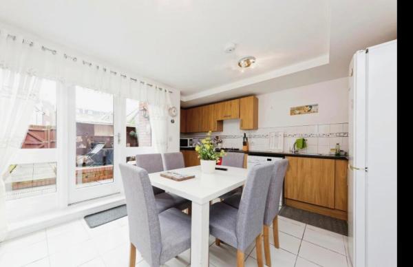 Beautiful Family Town Home With Private Parking - Whitstable