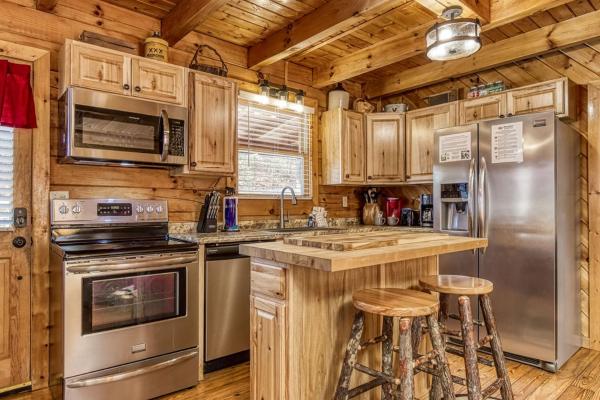 Hook Line & Sinker, Hot Tub, 1089 Free Tickets Each Paid Day, Dollywood And More - Wears Valley, TN