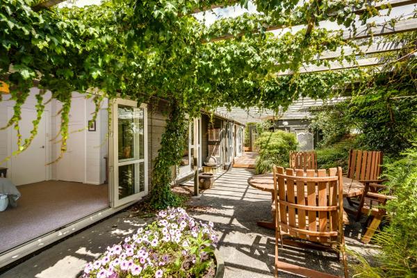Village Life - Havelock North Retreat - Havelock North