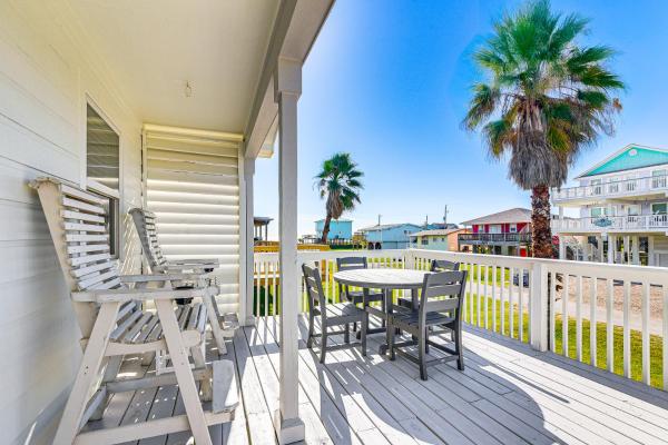 Modern Coastal Farmhouse Walk To Surfside Beach! - Surfside Beach, TX