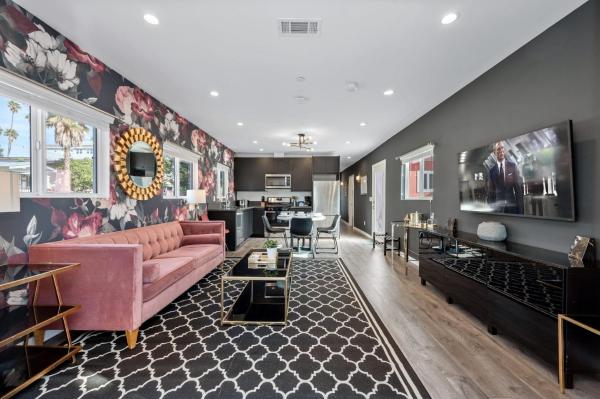 Art Deco By Avantstay 1920s Remodeled Bungalow Open Layout Courtyard - West Hollywood, CA