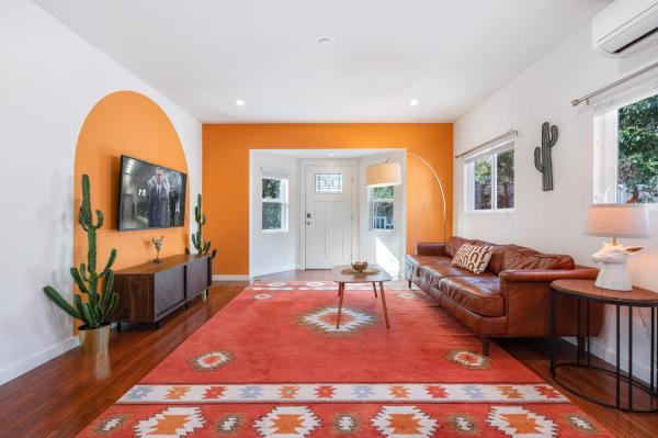 Southwest By Avantstay Heart Of Hollywood Remodeled 1920s Bungalow - Hollywood, CA