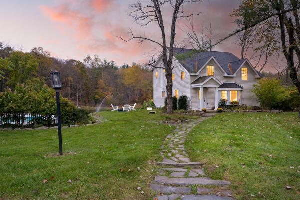 Cortland By Avantstay Charming Heritage Estate W Private Lake Pool - Leeds, NY