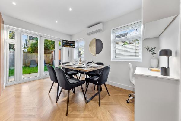 Air Conditioning Modern 4 Br House, Elev8 Stays - Hounslow