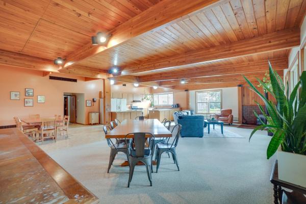 Grand Rural Wisconsin Retreat Full Indoor Gym - Fond du Lac, WI